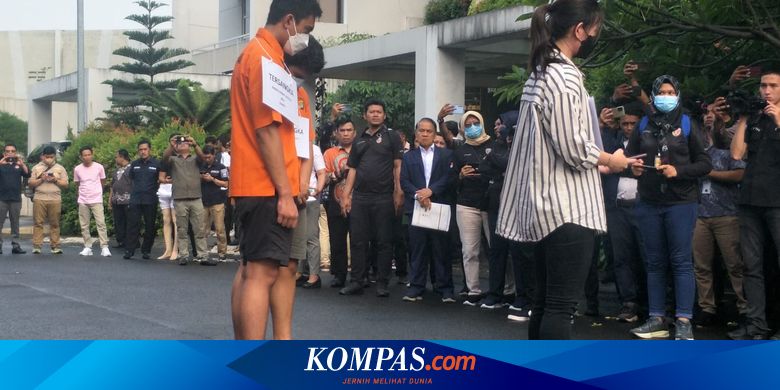 Beda Gaya Saat Rekonstruksi, Mario Pakai Sepatu Rp 1 Juta, sedangkan ...