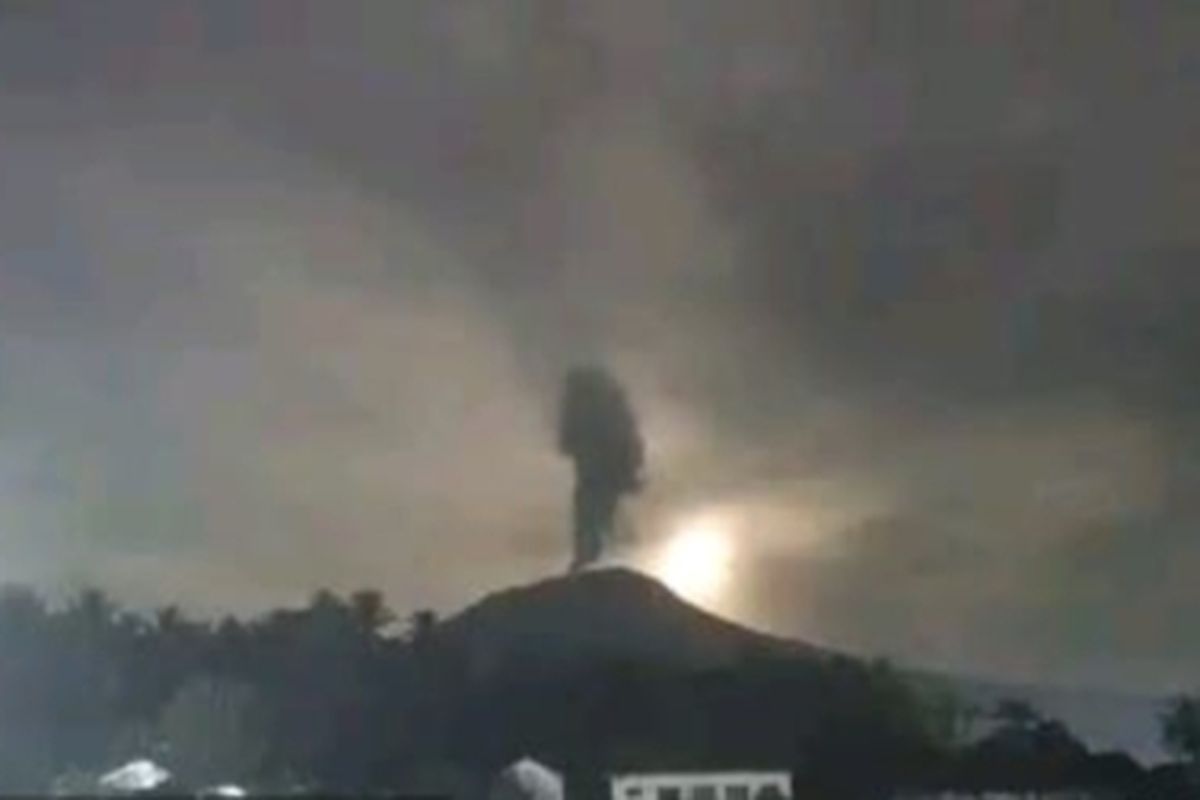 Gunung Ibu di Halmahera Malut Erupsi, Semburkan Abu Vulkanik hingga 600 ...