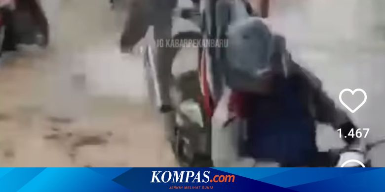 Viral, Video Emak-emak Masuk Gorong-gorong Saat Lintasi Banjir di Riau