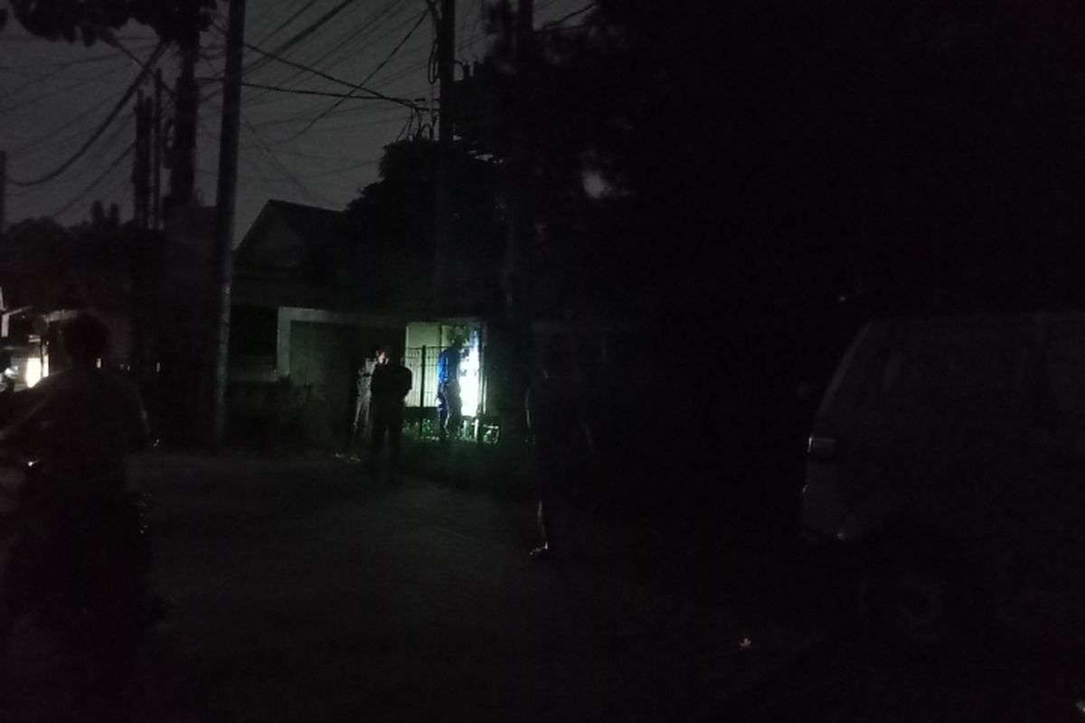 Gardu PLN Rusak, Permukiman Warga di Serua Indah Gelap Gulita