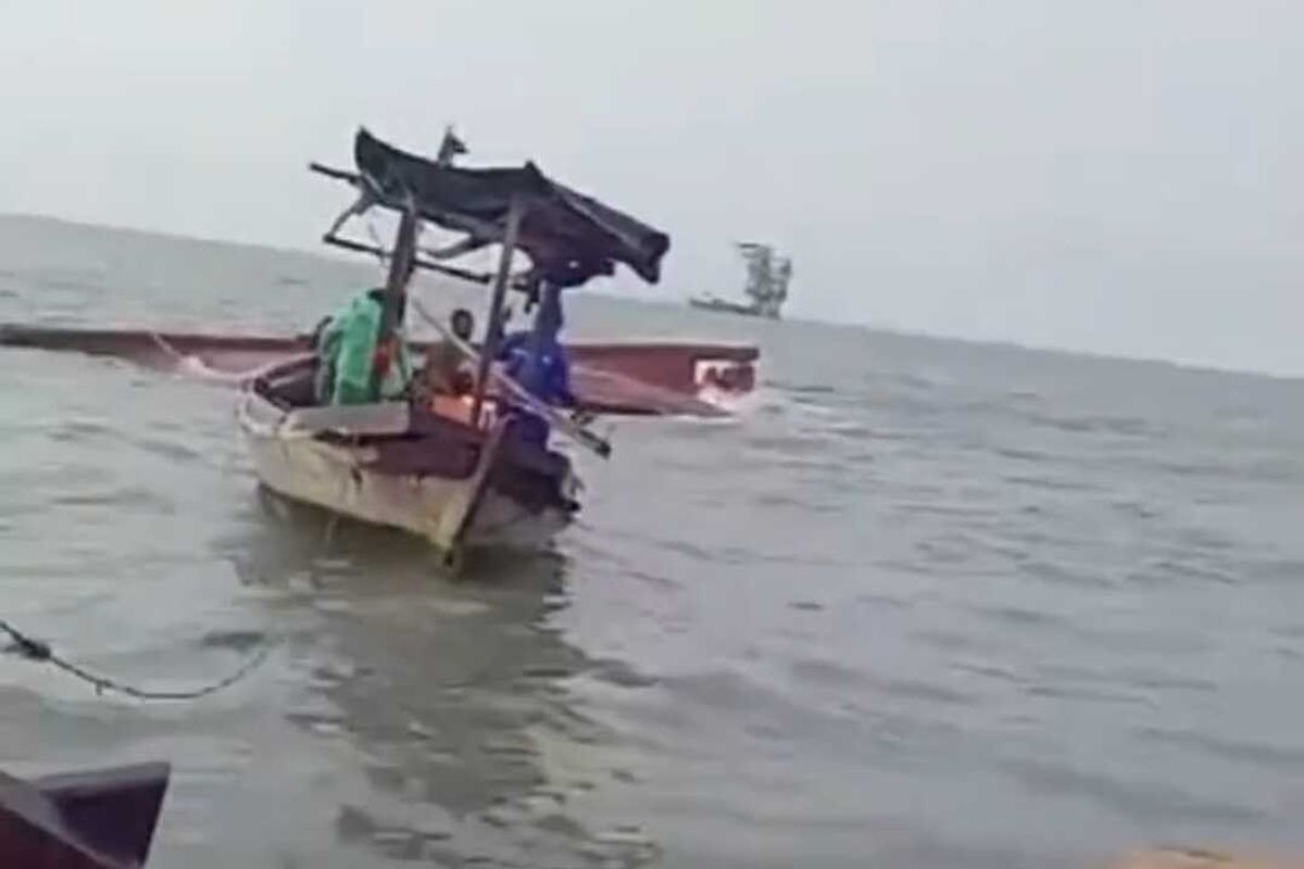 Kisah 10 Nelayan Bertahan di Perahu Nyaris Tenggelam Usai Dihantam Ombak Perairan Karawang