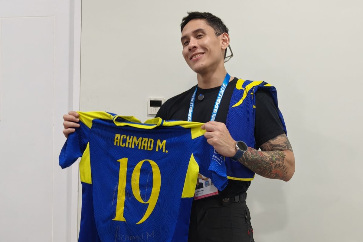 Membawa Misi Mulia, Ganindra Bimo Tak Sembarang Koleksi Jersey Lokal