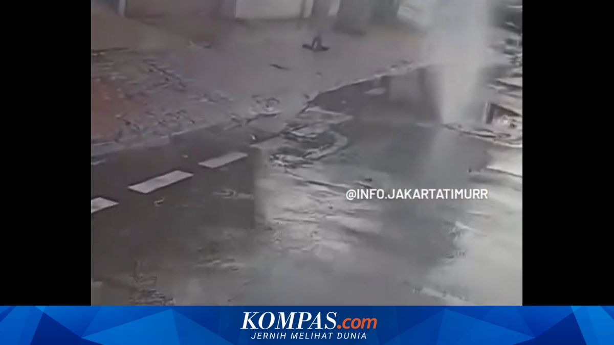 Air Menyembur di Jalan Raya Pondok Gede, Diduga dari Saluran PAM
