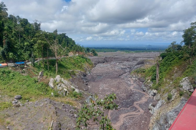 Eksotisme Jembatan Gladak Perak, Sajikan Pemandangan Jalur Lahar Gunung ...