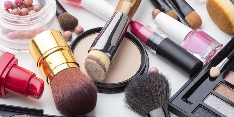 Bagaimana Urutan Penggunaan Make Up yang Benar agar Tahan Lama ...