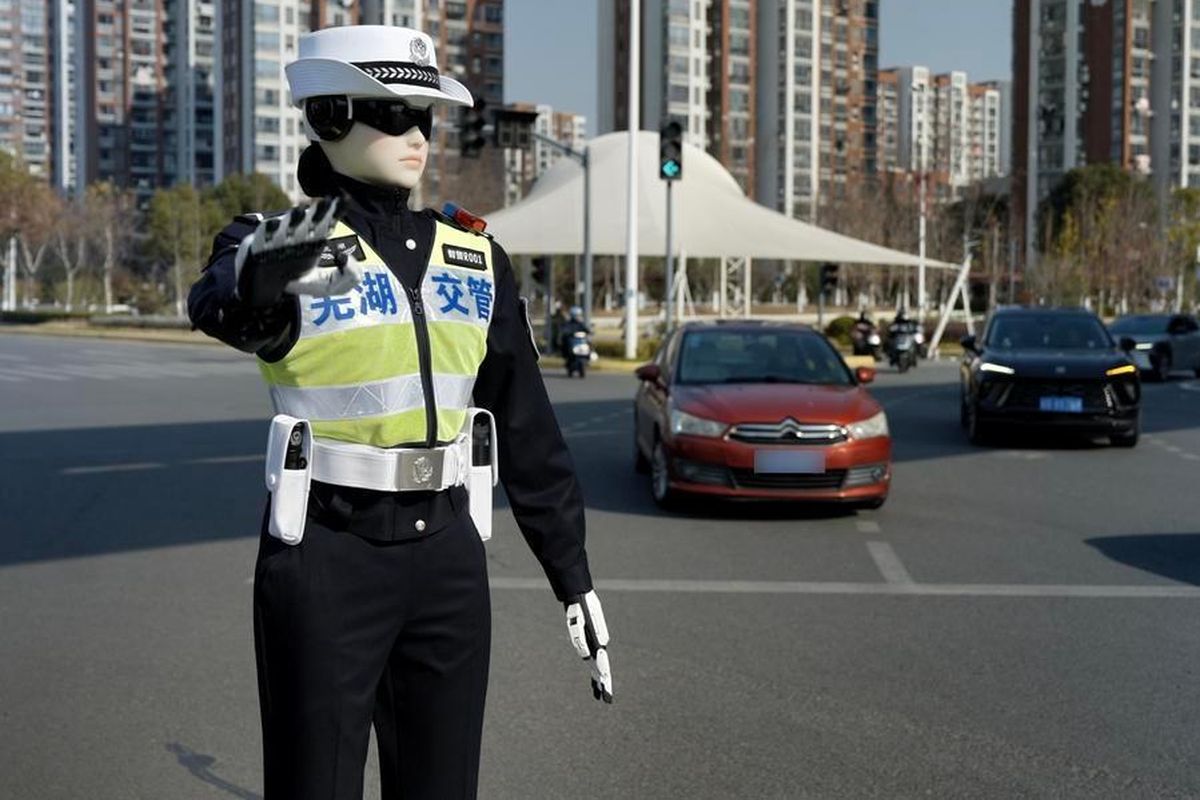 Pasukan Robot Polisi China Bertambah, Kini Ada RoboCop di Jalan