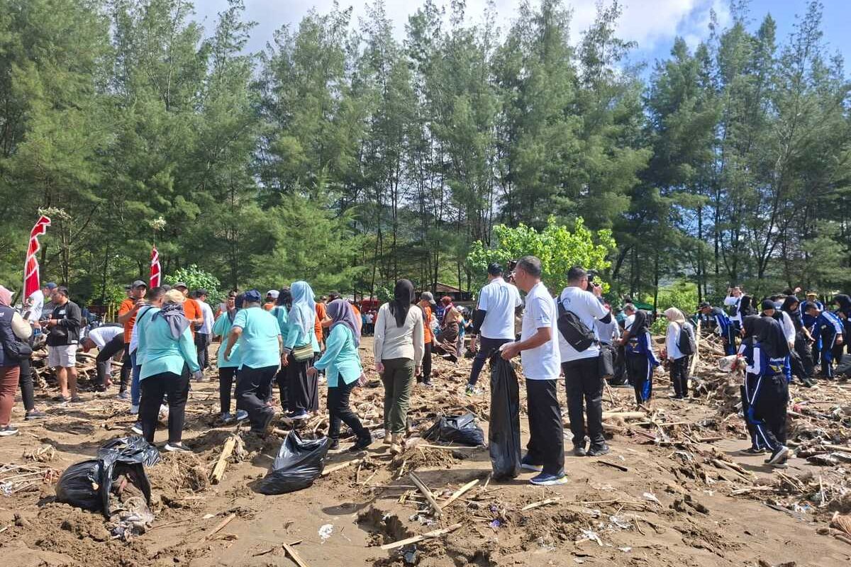 Bersih-Bersih Pantai Gemah Tulungagung, 1,2 Ton Sampah Plastik Berhasil Diangkat