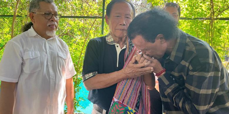 Hercules Marshal Minta Maaf Kepada Sutiyoso, Serahkan Kain Adat Timor