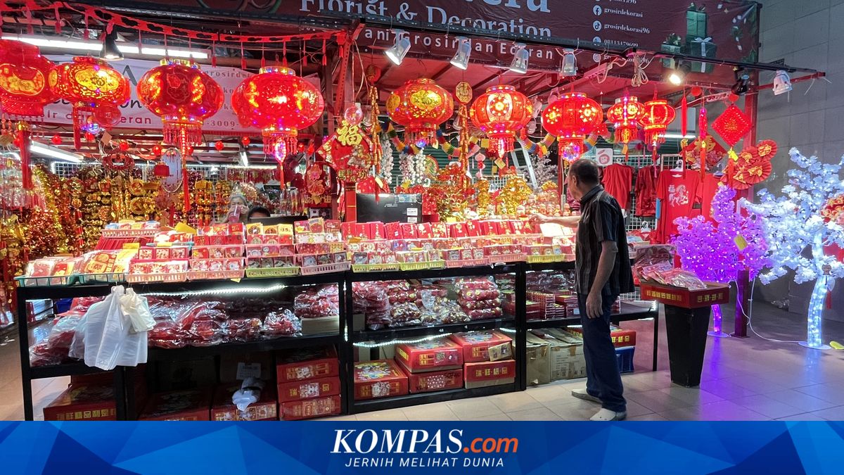 Jelang Imlek, Penjualan Ornamen di Pasar Atom Surabaya Alami ...