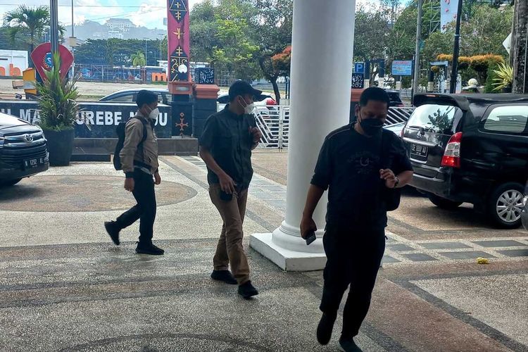 KPK Geledah Ruang Kerja Wali Kota Ambon Terkait Kasus Suap
