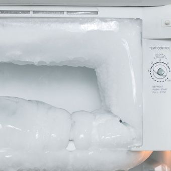 Cara Mencairkan Bunga Es di Freezer dan Seberapa Sering Melakukannya