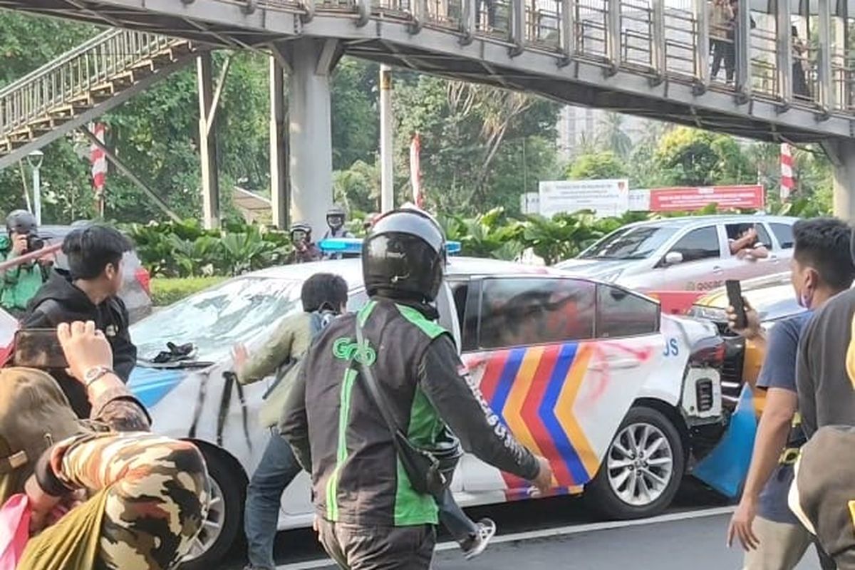 Demo Hari ini di Polda Metro, Massa Kejar dan Rusak Mobil Polisi