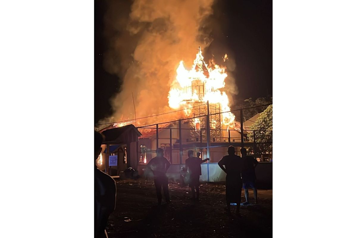 Gereja Katolik Santo Yoseph Sebuku Nunukan Terbakar: Api Cepat Membesar ...