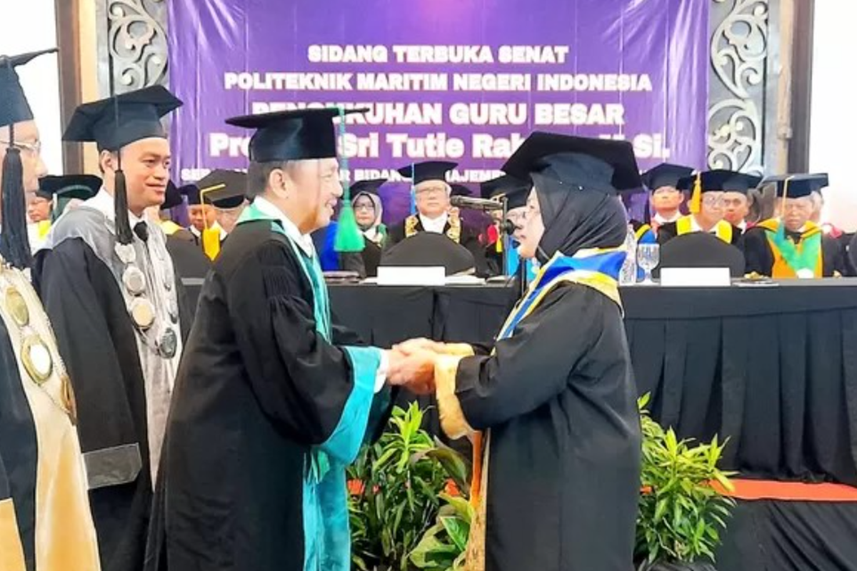 Polimarin Kukuhkan Guru Besar Pertama