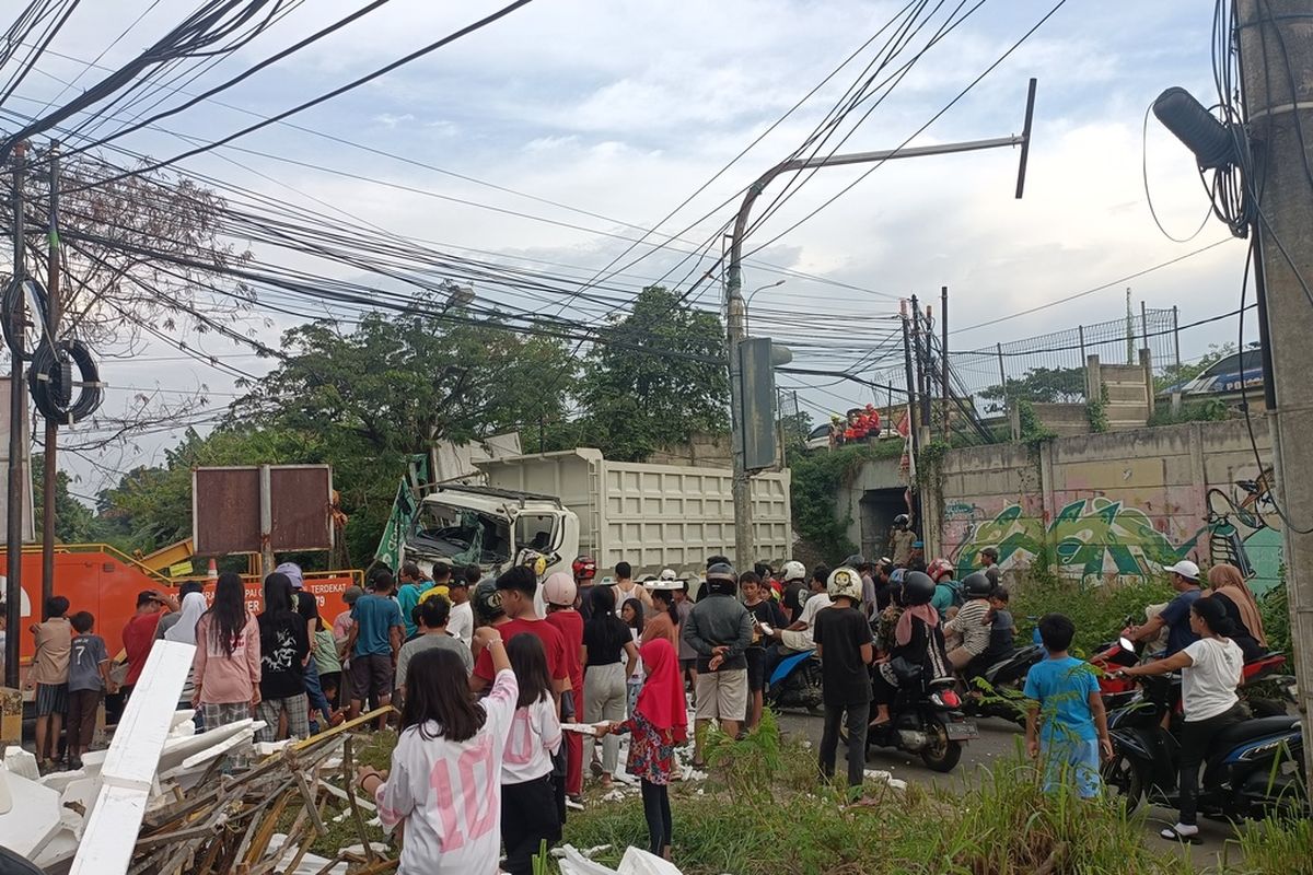 Kronologi Truk Tronton Terjun Bebas dari Tol Tangerang Merak ke Underpass Trondol Kota Serang