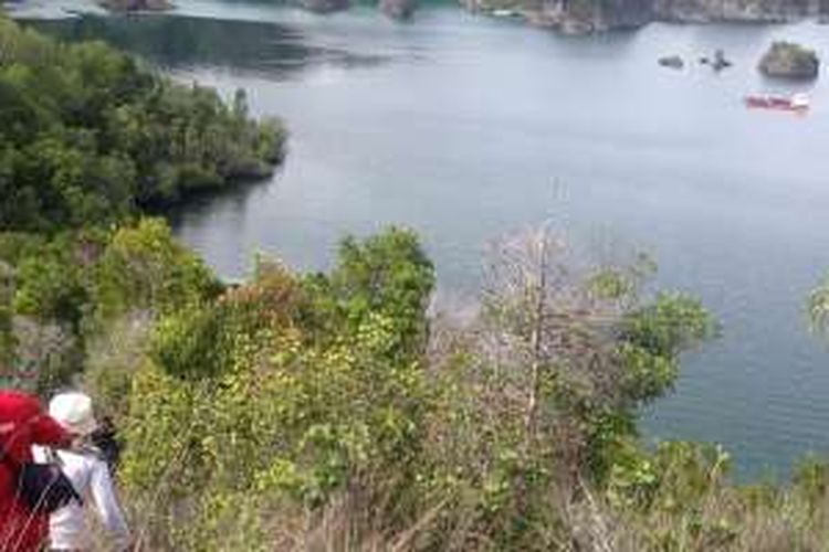 Menikmati Keindahan Raja Ampat dari Gunung Botak