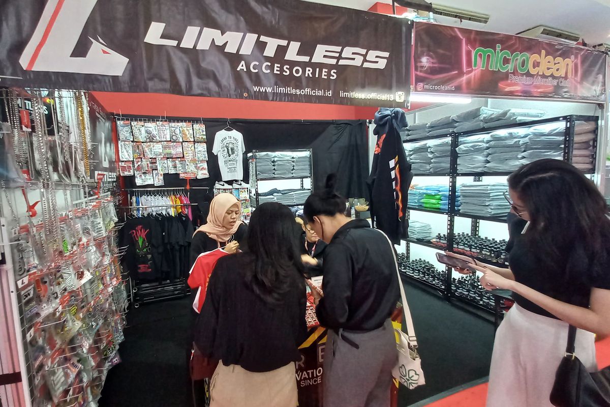 Bikin Kendaraan Tampil Beda, Beli Stiker Tema Otomotif di IIMS 2025