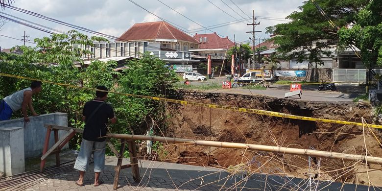 Berita Harian Jembatan Lembah Dieng Putus Terbaru Hari Ini - Kompas.com Berita Harian Jembatan Lembah Dieng Putus Terbaru Hari Ini - Kompas.com