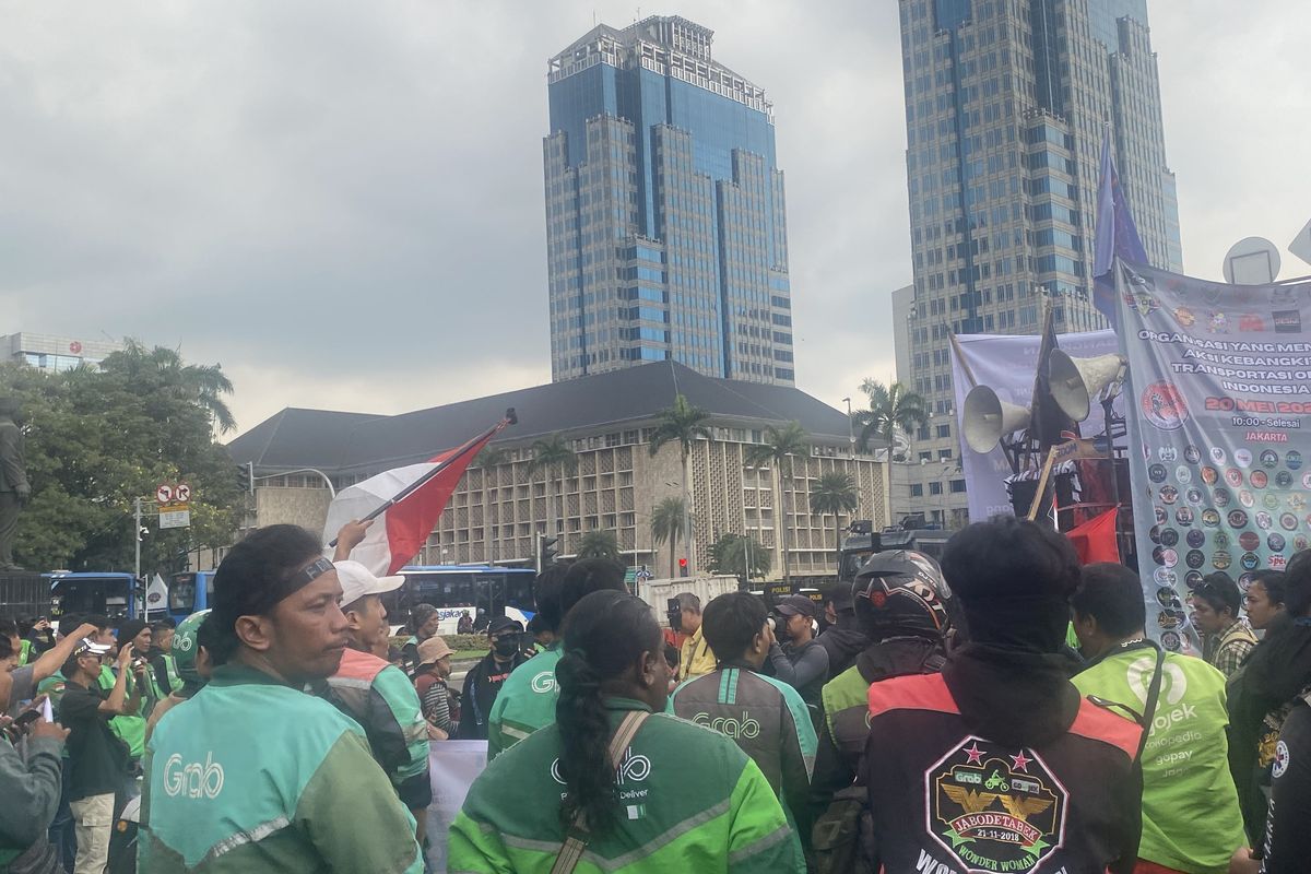 Massa Demo Ojol di Patung Kuda Serukan Kenaikan Tarif Antar Penumpang