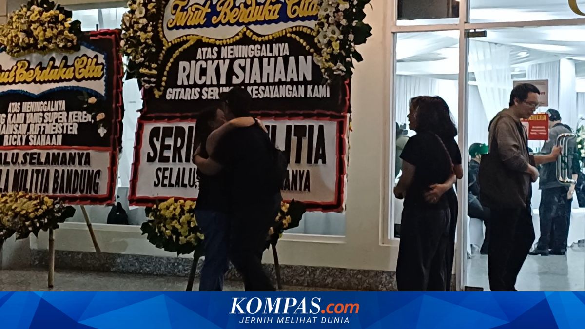Tiba di Rumah Duka Ricky Seringai, Edy Khemod Tak Kuasa Menahan Tangis