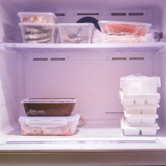 5 Penyebab Banyak Bunga Es di Freezer Kulkas