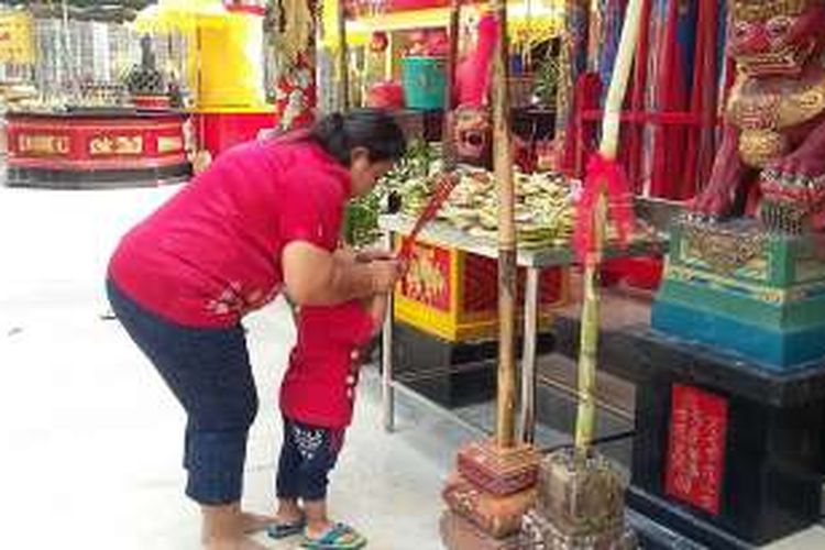 Umat Buddha di Kuta Menghaturkan Sesaji di Vihara Dharmayana