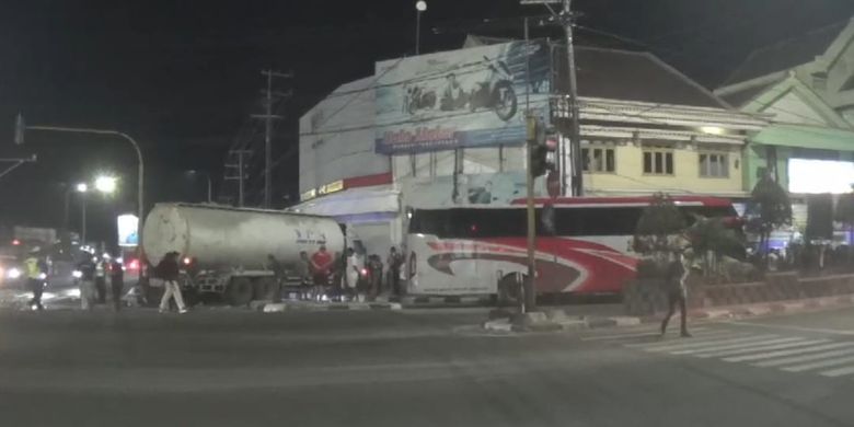 Berita Harian Tabrakan Bus Mira Dan Truk Tangki Semen Di Ngawi Terbaru Hari Ini - Kompas.com
