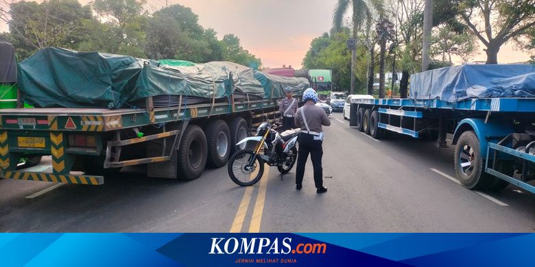 Sopir Mengantuk, Truk Trailer Tabrak Truk Boks di Lamongan