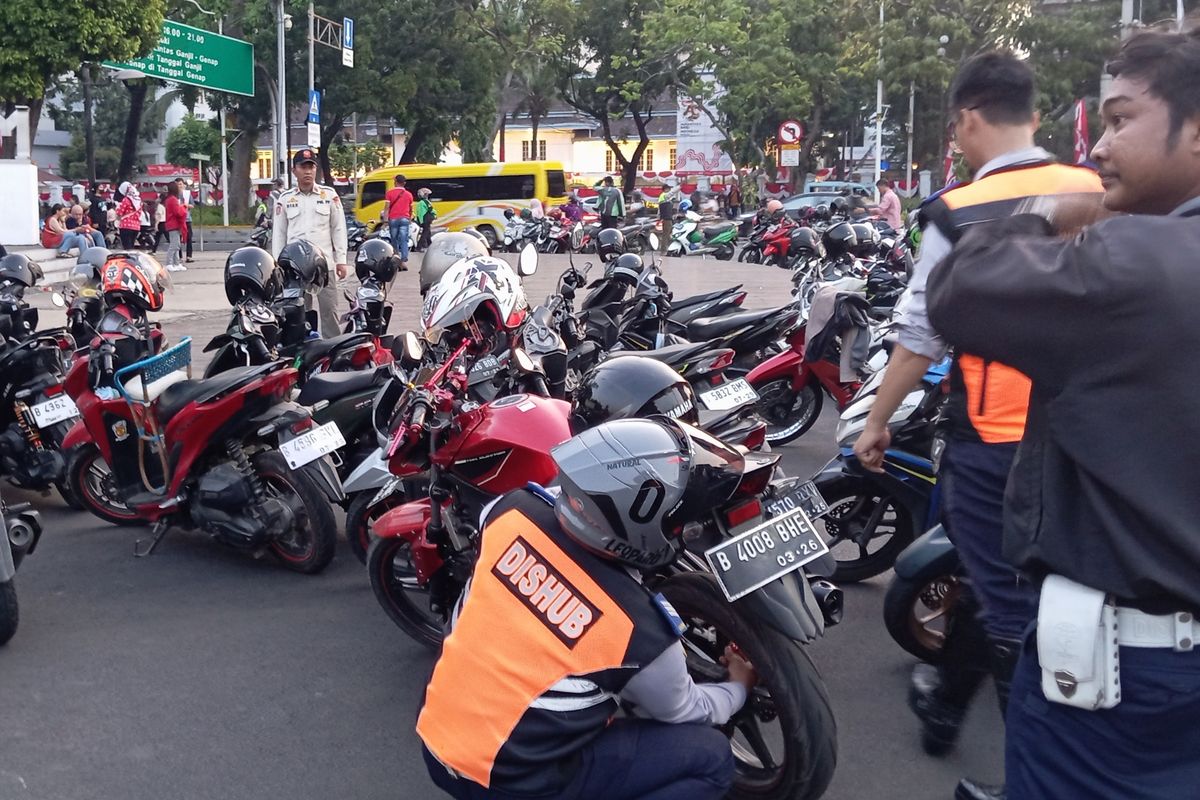 Dishub dan Satpol PP Kempiskan Ban Sejumlah Motor yang Parkir Liar di Monas