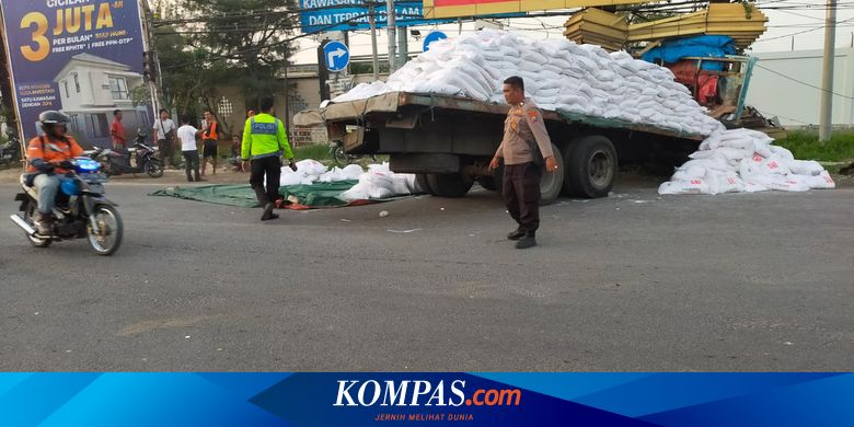 Truk Tabrak Papan Reklame di Exit Tol Manyar Gresik, Sopir Sempat Terjepit
