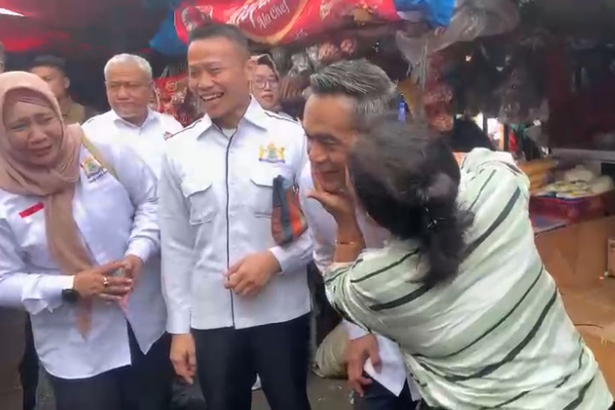 Anindya Bakrie Dicium Emak-emak Saat Blusukan ke Pasar Baru Bekasi