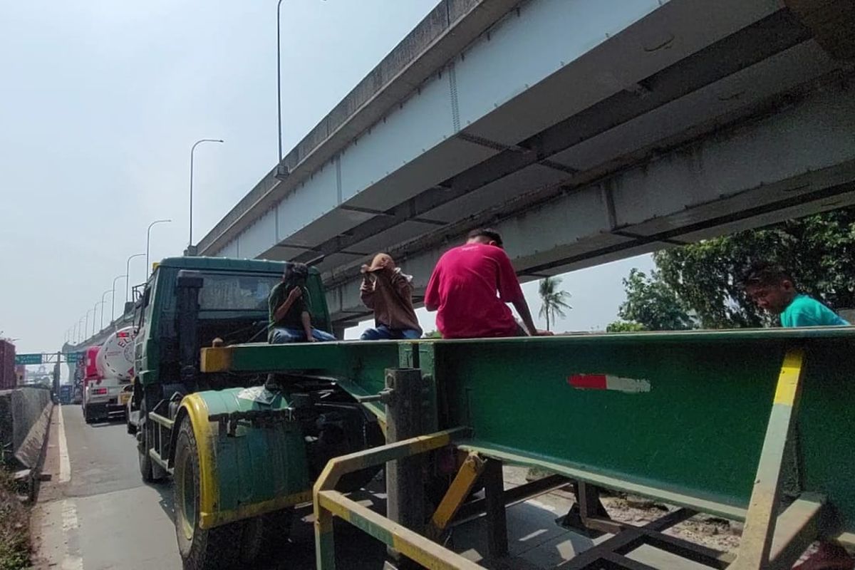 Pemandangan Biasa di Jakarta Utara, Bocah-bocah "Ngompreng" Truk ...