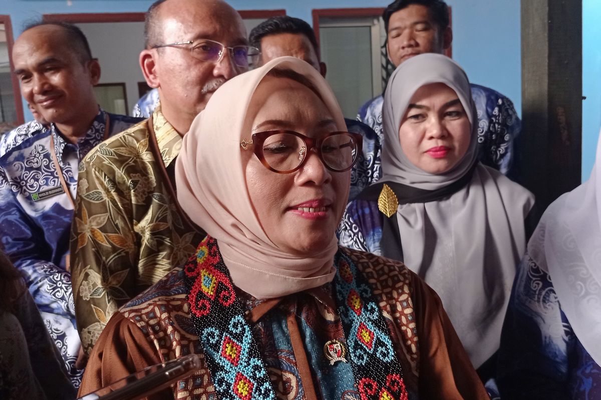 Tangis Menteri PPPA Jenguk Korban Kekerasan Seksual oleh Ayah Tiri di ...