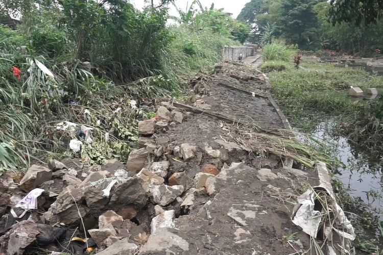 Tanggul Sungai Cikapundung Jebol, Ribuan Makam di Bandung Rusak