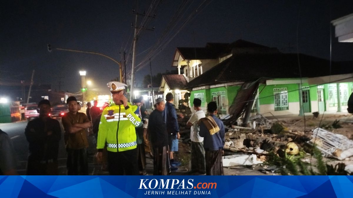 Pasca-tabrakan Dua Mobil Patwal Vs Ertiga, Polisi dan Warga Bersihkan ...