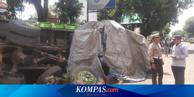 Rem Blong, Truk Pasir Tabrak Pagar Masjid dan Kendaraan Lain di Lumajang, Sopir Tewas