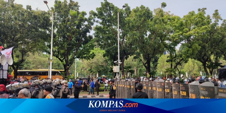 Demo Tuntut Kenaikan UMP DKI 2024 di Balai Kota Ricuh, Massa Buruh Dibubarkan Paksa