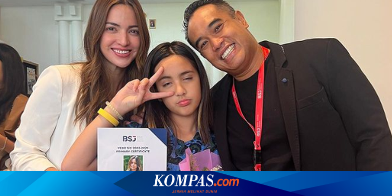 Lulus SD, Sikap Putri Nia Ramadhani Saat Terima Rapor Jadi Sorotan