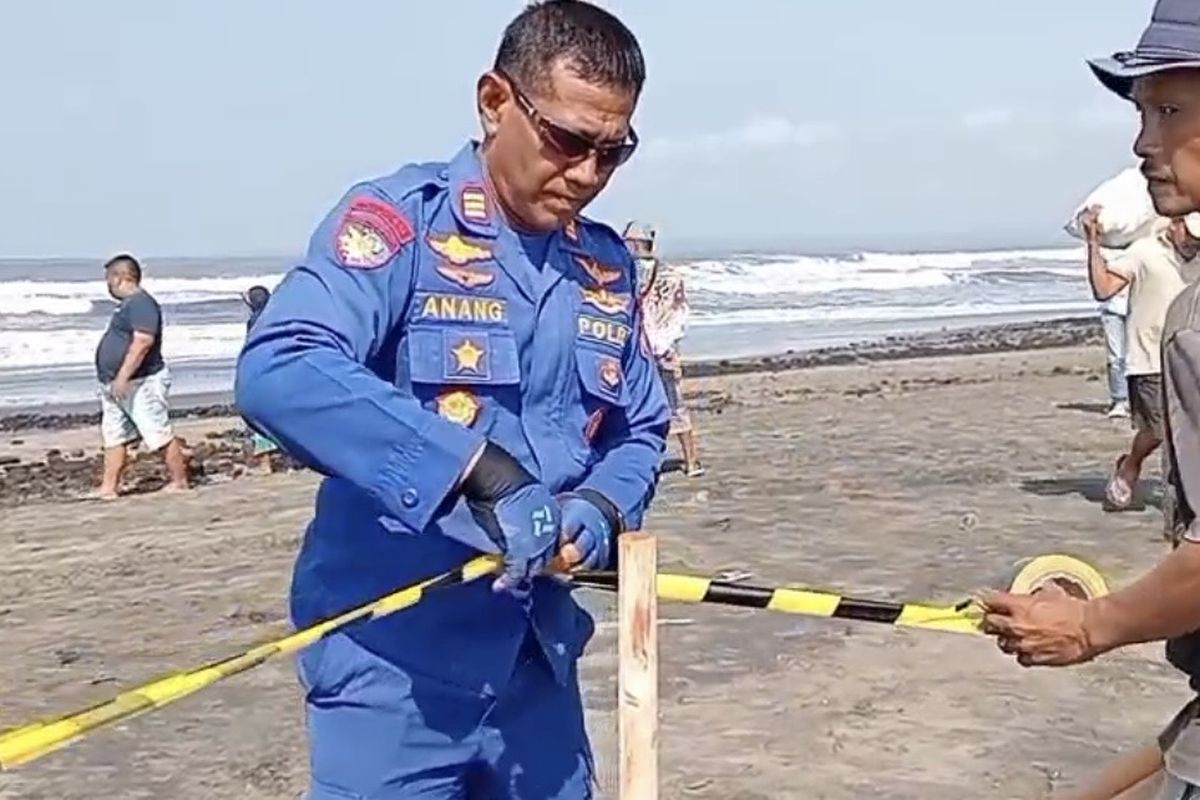 Polisi Pasang Garis Pembatas di Lokasi Ceceran Batu Bara Pangandaran ...