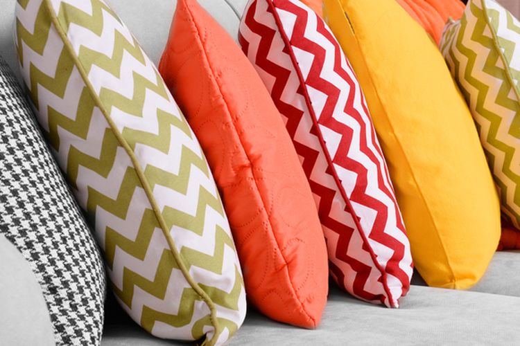 5 Cara Memadukan Bantal Sofa agar Tampak Menarik