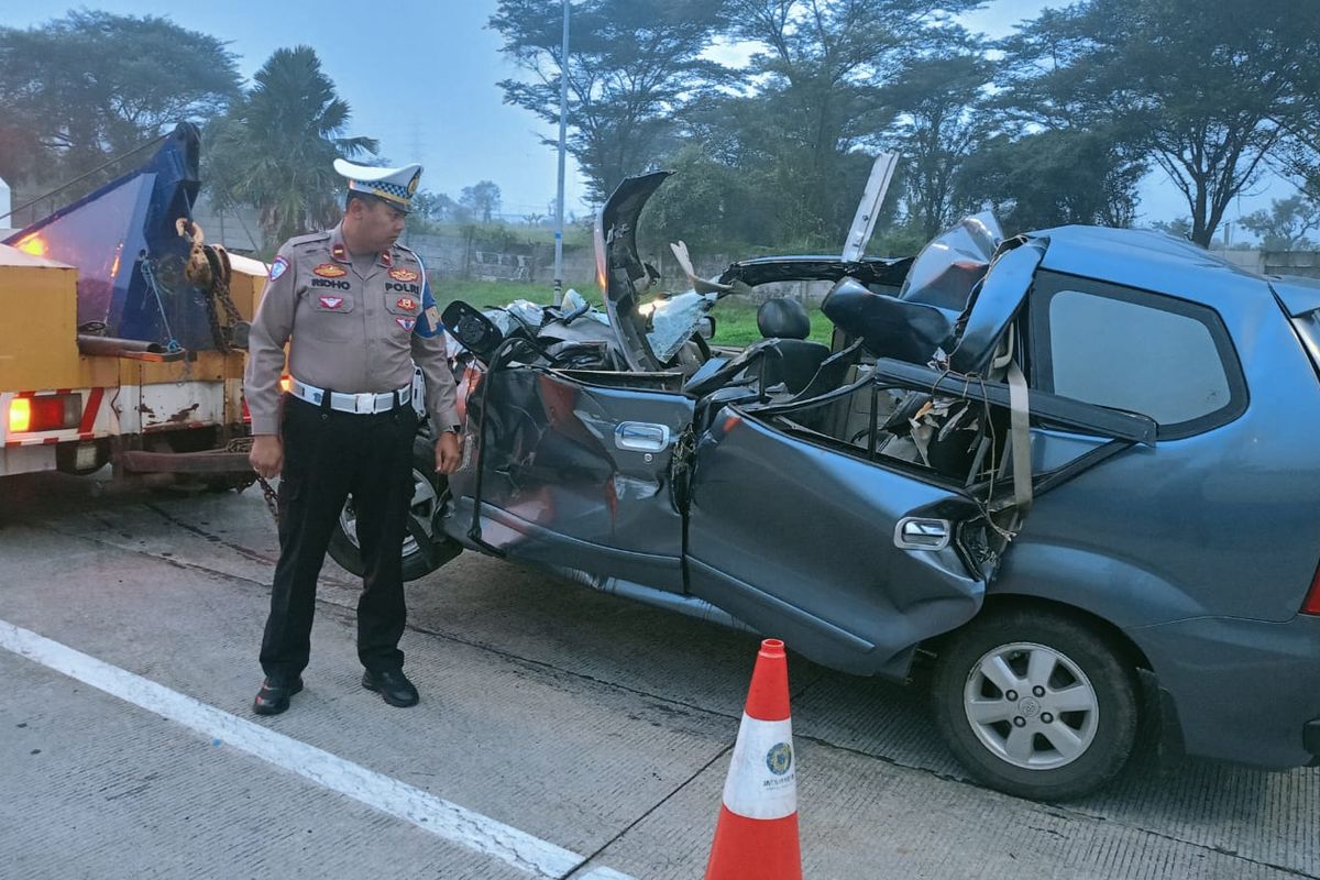 Avanza Tabrak Truk di Tol Pasuruan, 2 Tewas dan 3 Luka-luka