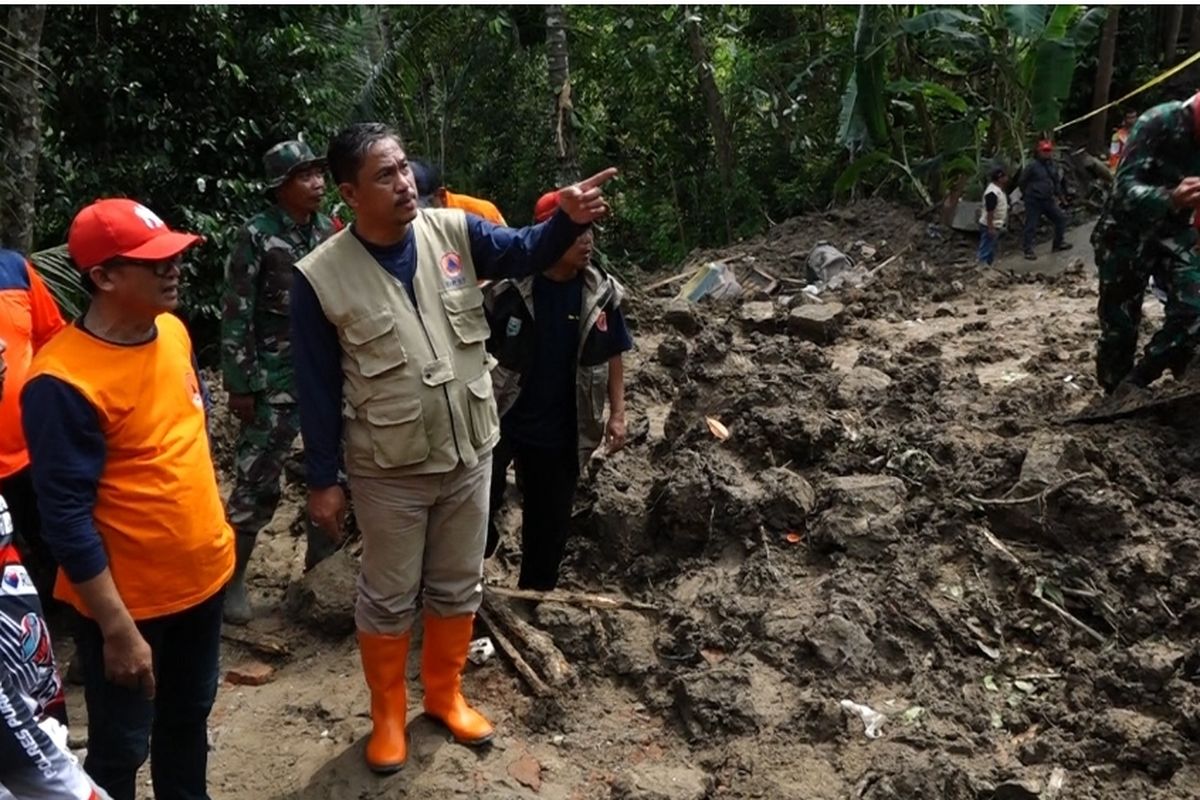 Pj Bupati Kebumen Tinjau Lokasi Longsor yang Timbun Ibu dan Anak