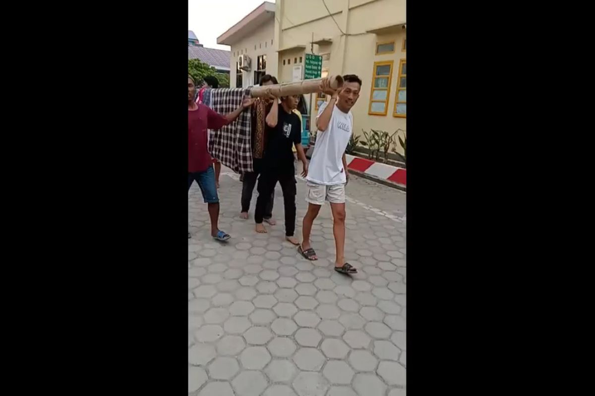 Tak Dapat Izin Puskesmas Pakai Ambulans, Warga Tandu Jenazah Berkilo-kilometer