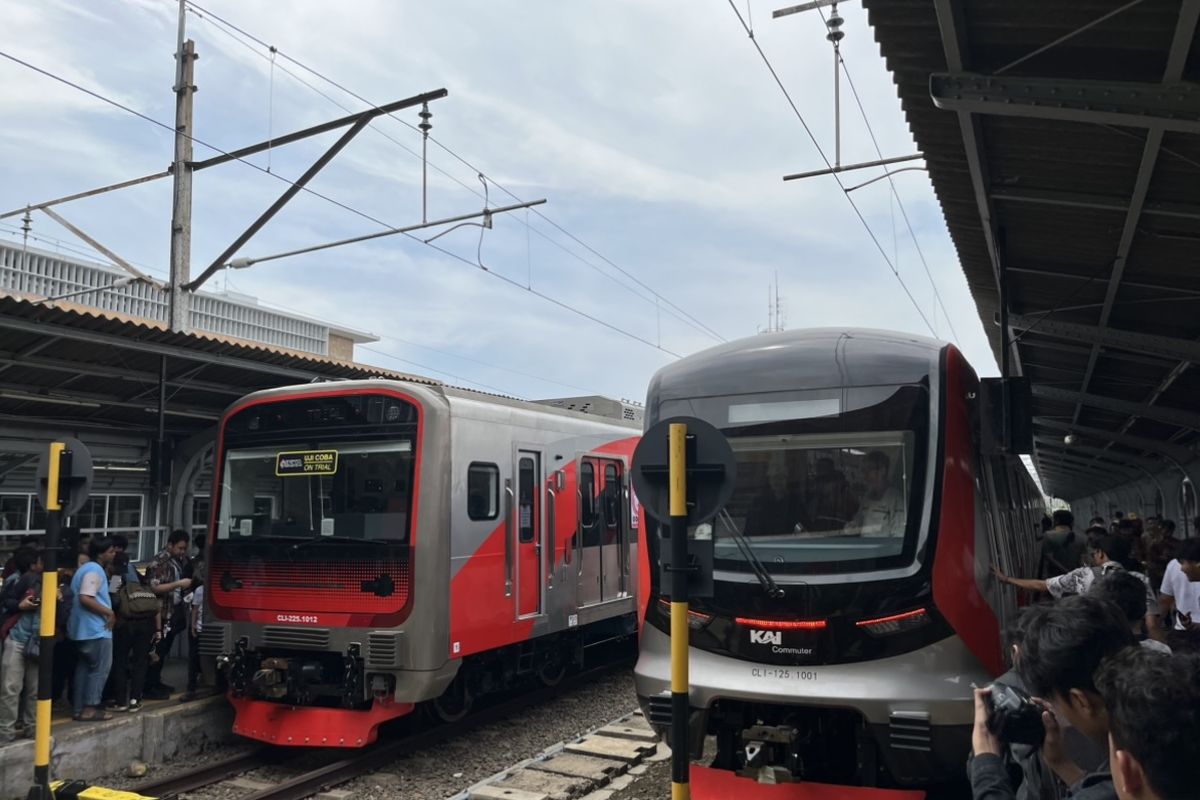 Momen KRL Baru Buatan INKA Bersanding dengan KRL dari China...