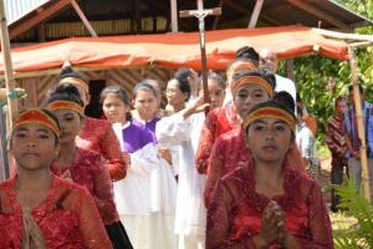 Tradisi "Kepok" Menyambut Imam Baru di Manggarai Barat