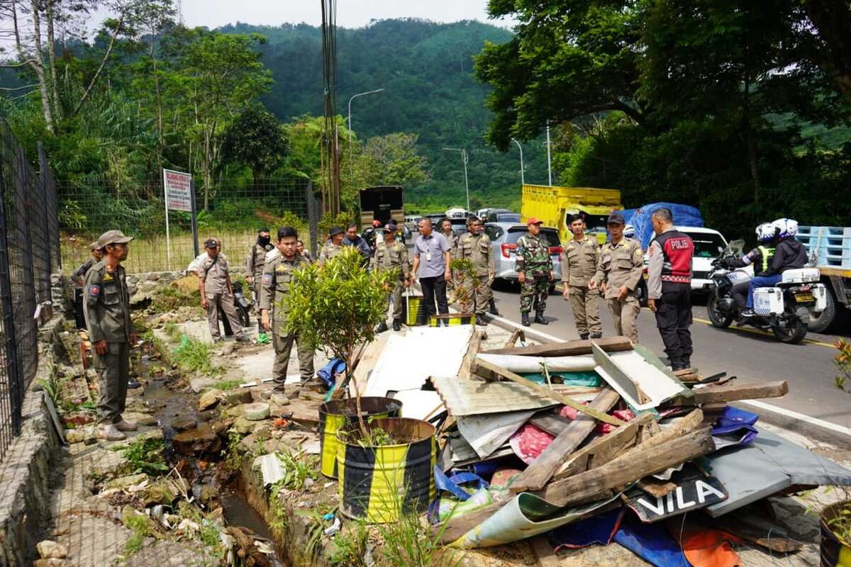 Satpol PP Ungkap PKL di Puncak Bogor Kucing-kucingan Berjualan dengan Simpan Gerobak di Area ...