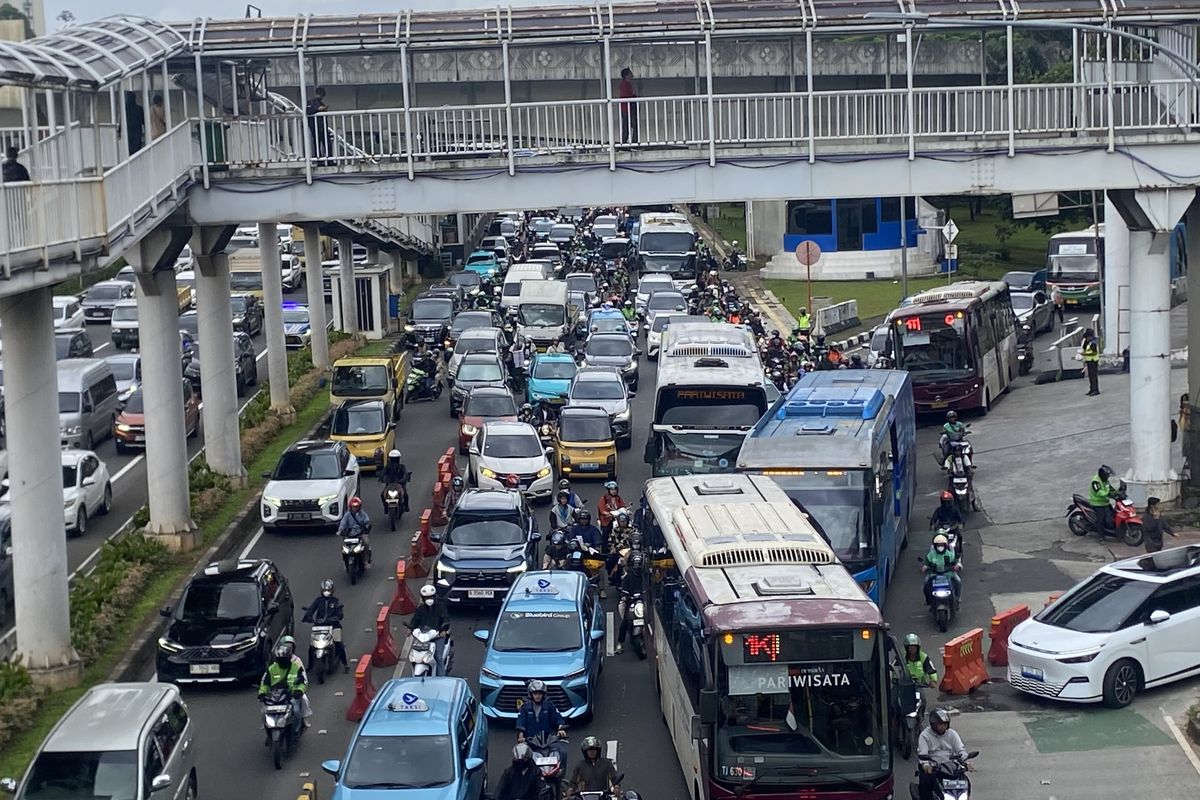 Jalan Gatot Subroto Arah Kuningan Macet Jumat Sore, 3 Ambulans Sempat ...
