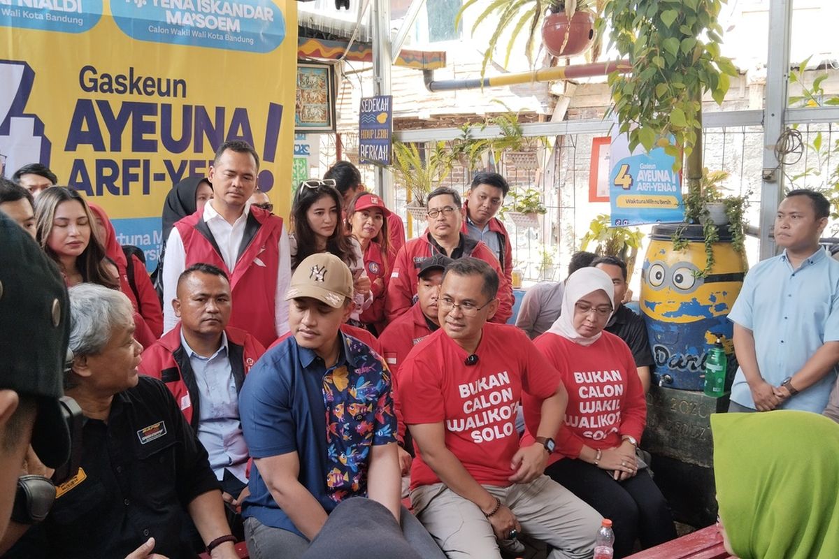 Makna Baju "Bukan Calon Wali Kota Solo" yang Dipakai Arfi-Yena Saat Kampanye Bareng Kaesang