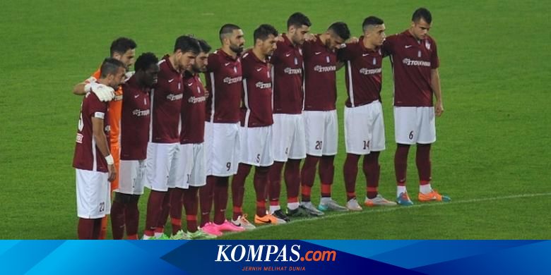 Wasit Tiup Peluit "Kick-off", Pemain lalu Duduk di Lapangan