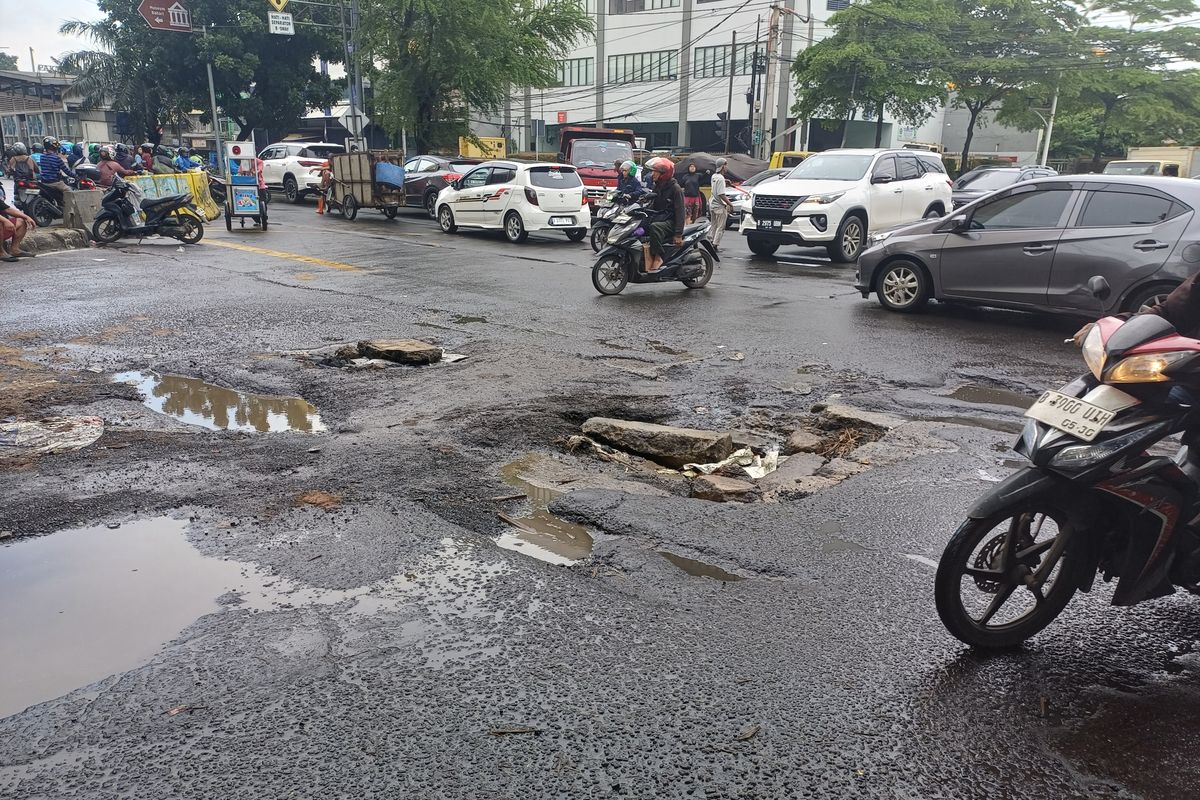 Pengendara Mengeluh, Jalan Mitra Bahari Penjaringan Tak Kunjung Diperbaiki